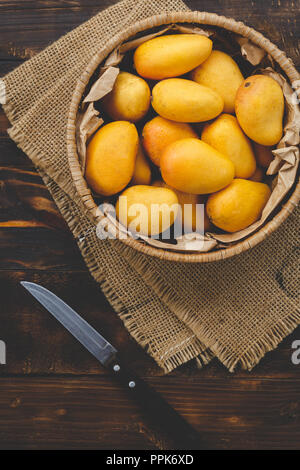 Ripe little mangoes Stock Photo - Alamy