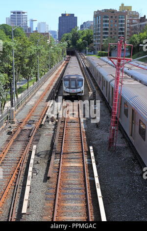 Davisville Subway Station (Toronto, CA Stock Photo - Alamy
