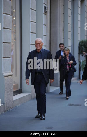 * NO WEB* Milan, Santo Versace goes to greet the employees of Via ...