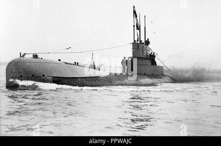 The British WWI submarine HMS R3 was a Royal Navy submarine that served ...