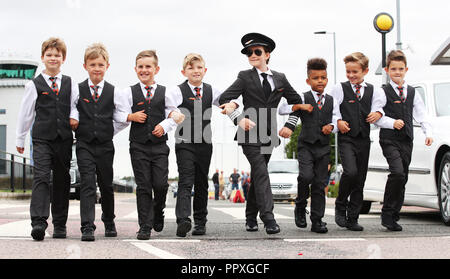 Children of easyJet staff recreate a famous scene from Hollywood ...