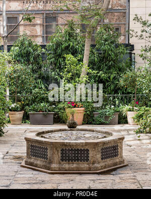 Aleppo octagonal, labyrinthe stone and marble fountain Stock Photo - Alamy