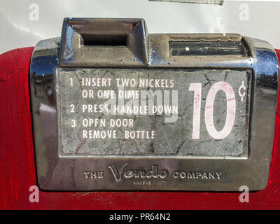Old 10 cent Coca Cola Vending Machine Stock Photo - Alamy