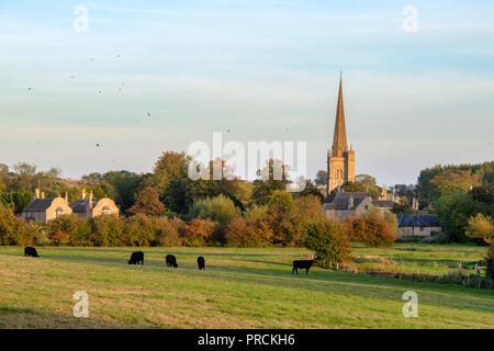 Burford Church at sunset in autumn. Burford, Cotswolds, Oxfordshire ...