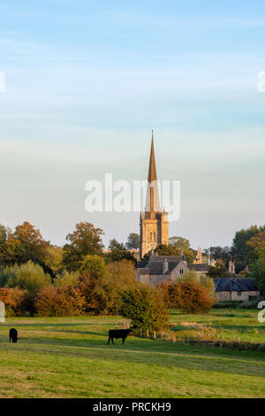 Burford Church at sunset in autumn. Burford, Cotswolds, Oxfordshire ...