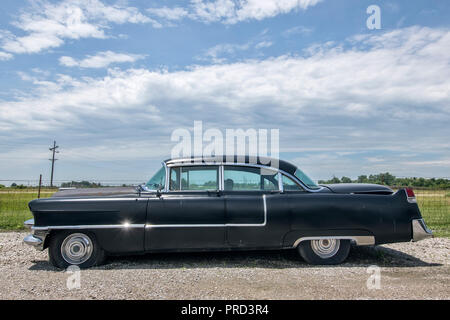 Classic cars at Country Classic Cars LLC car dealership on Route 66 ...