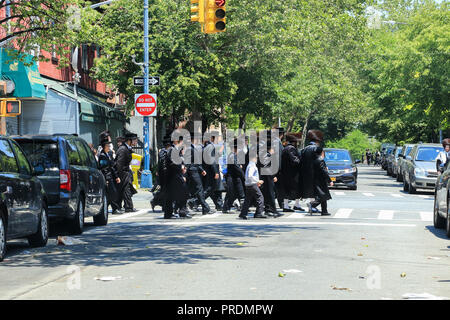 Orthodox Jews Wearing Special Clothes on Shabbat, in Williamsburg ...