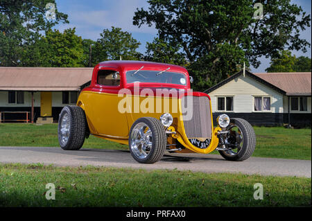 34 Ford Hot Rod - Fenderless hard top 5 window coupe with open sided ...