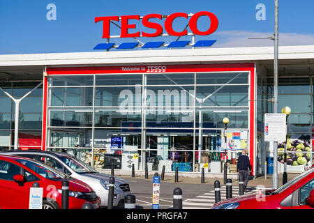 Car park and main entrance to Tesco in Corby, Northants Stock Photo - Alamy