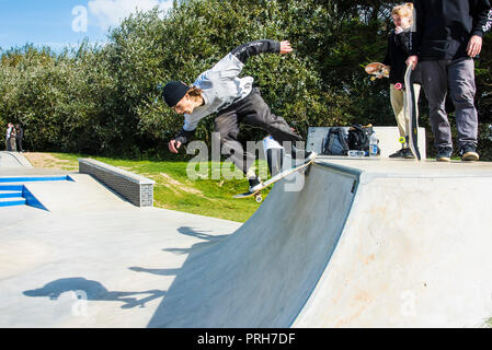Skateboarders at Concrete Waves Skateboard Park in Newqay in Cornwall ...