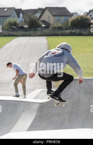 Skateboarders at Concrete Waves Skateboard Park in Newqay in Cornwall ...