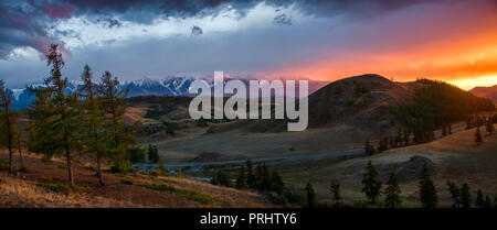 Autumn landscape of Altay. Sunset in the steppe, beautiful evening sky ...
