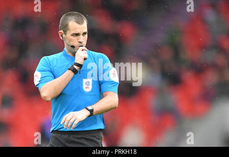 Match referee Tom Nield Stock Photo - Alamy