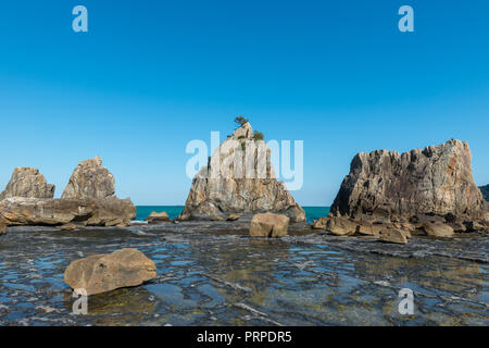 Hashi gui iwa rock. A straight line of large and small rocks which ...