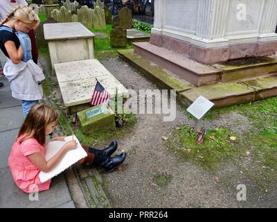 Alexander Hamilton Memorial at Trinity Church in New York City, USA ...