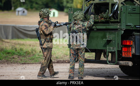 Munster, Lower Saxony. 28th Sep, 2018. Soldiers of the Bundeswehr are ...