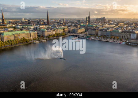 City panorama, city view of Hamburg with the Alster in the foreground ...
