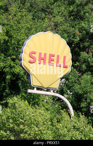 Shell gas station sign Stock Photo - Alamy