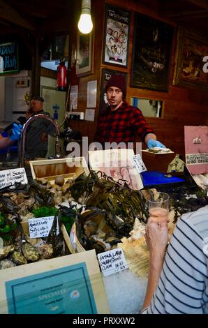 Shellfish and oyster stall on Borough Market, Southwark, London ...