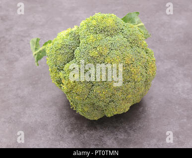 Yellowing calabrese broccoli Stock Photo - Alamy