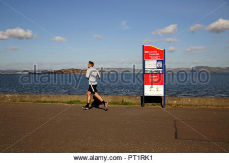 Edinburgh, United Kingdom, 5th October, 2018. Dog retrieving the ball ...
