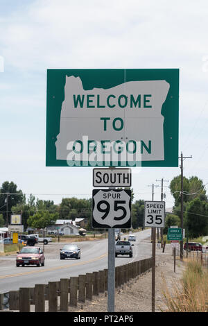 Welcome to Oregon sign on Highway 101 Stock Photo - Alamy