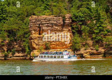 Beautiful Upper Wisconsin Dells Cliffs and Canyons Winnebago Tour Boat ...