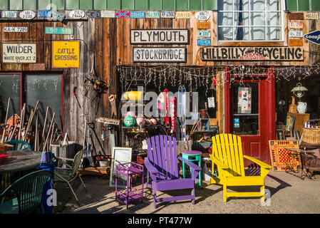 USA, Vermont, Plymouth. Antique shop exterior Stock Photo - Alamy