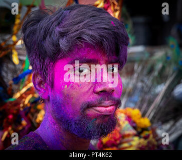 Indian man covered in coloured powder paint. India Stock Photo - Alamy