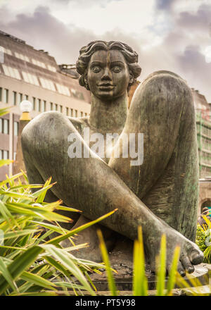 The Floosie In The Jacuzzi, water feature and statue in Victoria Square ...