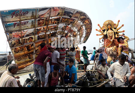Kolkata, India. 07th Oct, 2018. Idols of Goddess Durga transported on ...