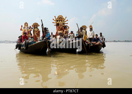 Kolkata, India. 07th Oct, 2018. Labors carry Idol of Goddess Durga to ...