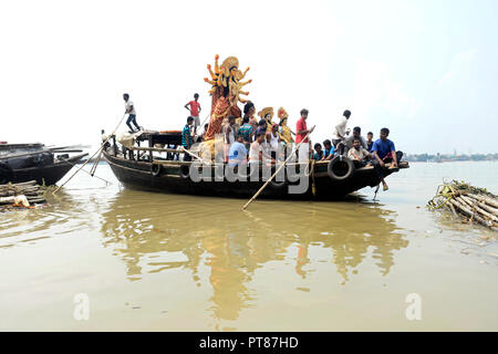 Kolkata, India. 07th Oct, 2018. Labors carry Idol of Goddess Durga to ...