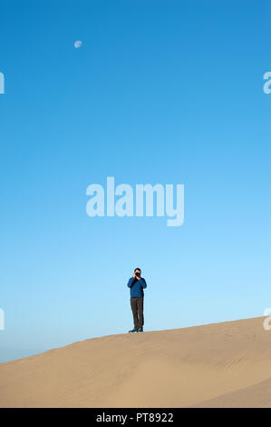 Tourist on the Maspalomas desert in Gran Canaria, Canary Islands, Spain ...