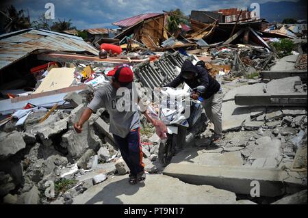 Poso, Indonesia. 8th Oct, 2018. Indonesian search and rescue team work ...