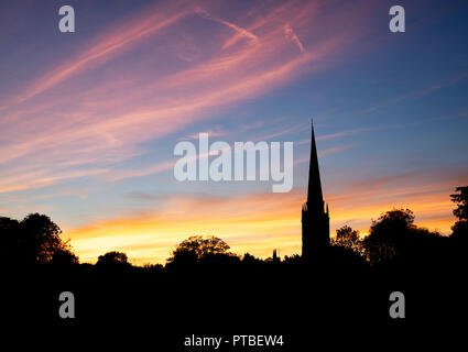 Burford Church at sunset in autumn. Burford, Cotswolds, Oxfordshire ...
