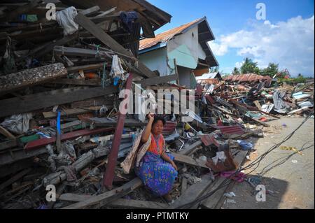 Poso, Indonesia. 10th Oct, 2018. Indonesian search and rescue team ...