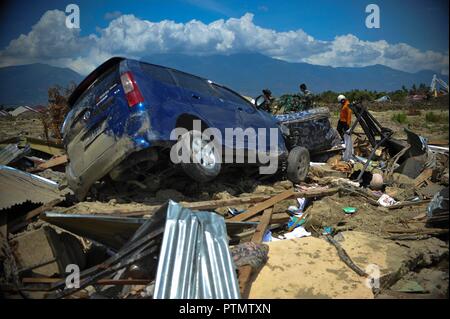 Poso, Indonesia. 10th Oct, 2018. Indonesian search and rescue team ...