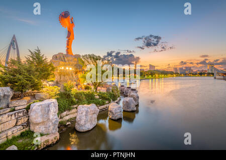 USA, Kansas, Wichita, Keeper of the Plains statue and footbridge on the ...