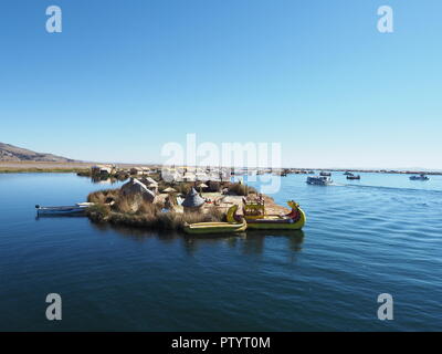 Lake Titicaca straddles the border between Peru and Bolivia in the ...