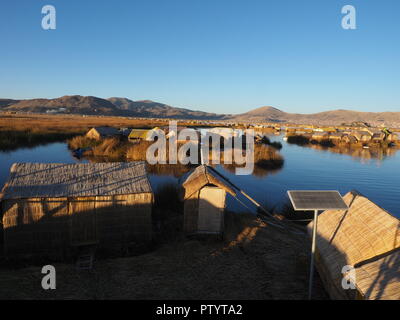 Lake Titicaca straddles the border between Peru and Bolivia in the ...