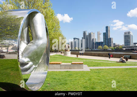 Sculpture at Riverside Walk Gardens, by the River Thames, Millbank ...