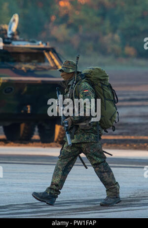 Munster, Lower Saxony. 12th Oct, 2018. Bundeswehr soldiers running on ...