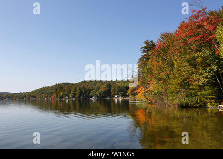 Fall foliage Thompson Lake, Oxford, Maine, USA Stock Photo - Alamy