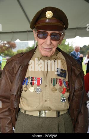 U.S. Air Force veteran Jerry Emsweller shakes hands with Hunter Army ...