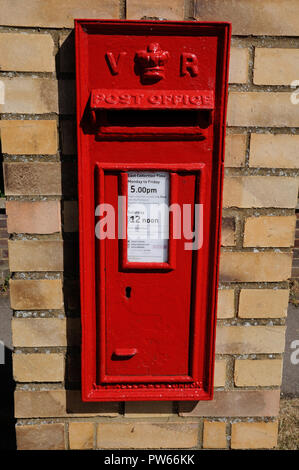 VR Post Box, Pirton, Hertfordshire Stock Photo - Alamy