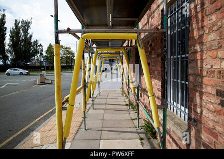 Walkway under scaffold Stock Photo - Alamy