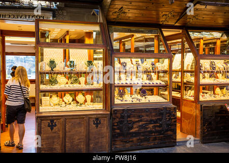 Jewellery stores and goldsmith shops on the Ponte Vecchio famous bridge ...