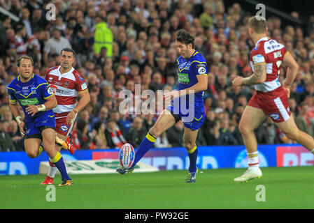 Stefan Ratchford (1) of Warrington Wolves kicks-off after a ...