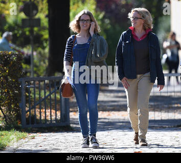 Neubiberg, Bavaria. 14th Oct, 2018. Natascha Kohnen (r), the SPD's top ...